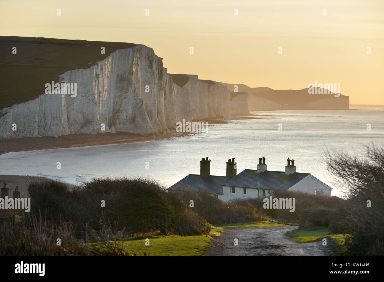 Sunrise at Cuckmere Haven, East Sussex, UK, showing the iconic Seven ...