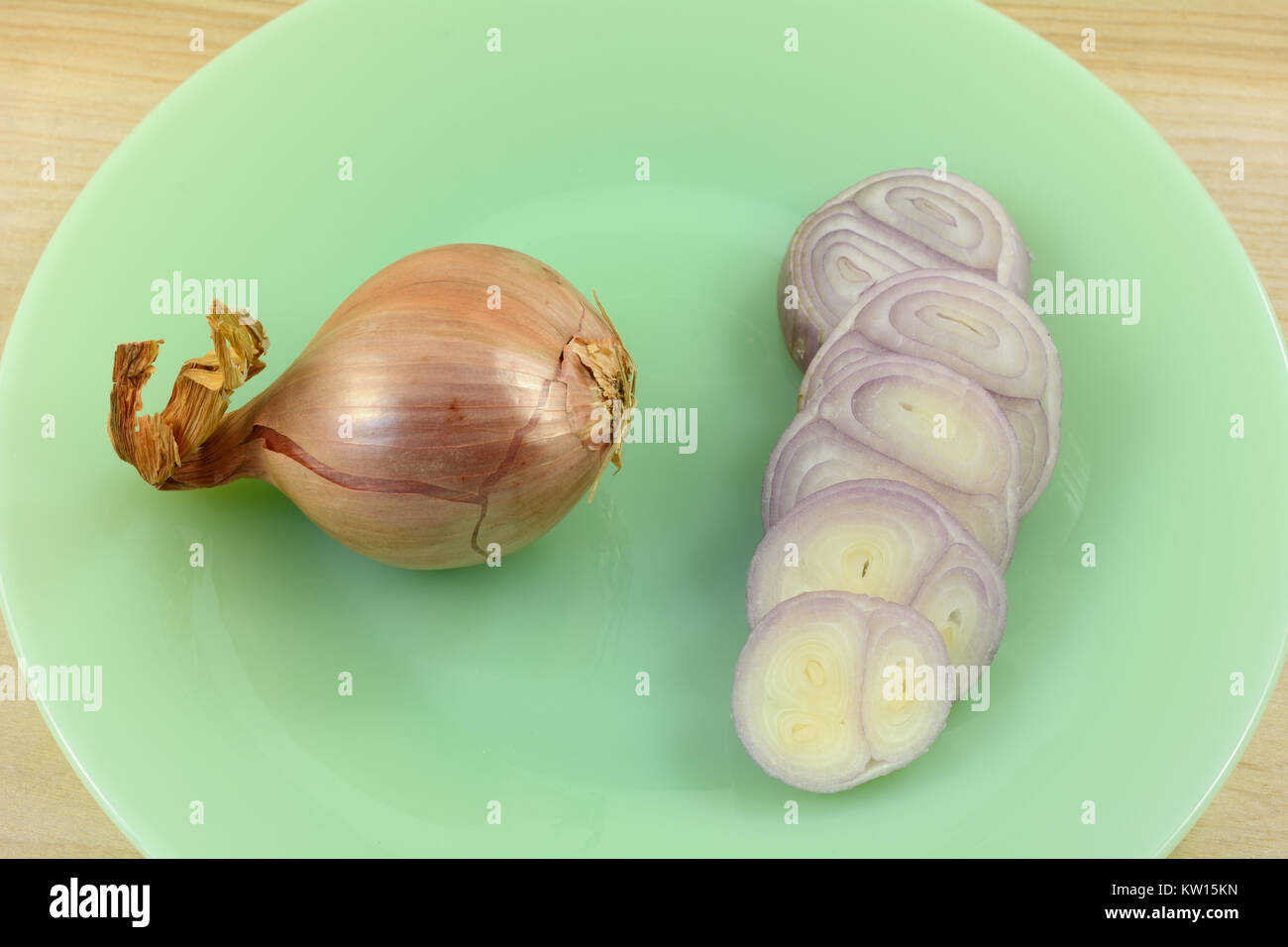 Shallots peeled hi-res stock photography and images - Alamy