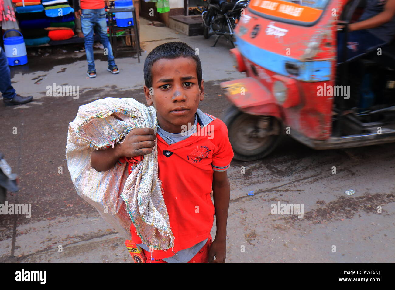 Child poverty india hi-res stock photography and images - Alamy
