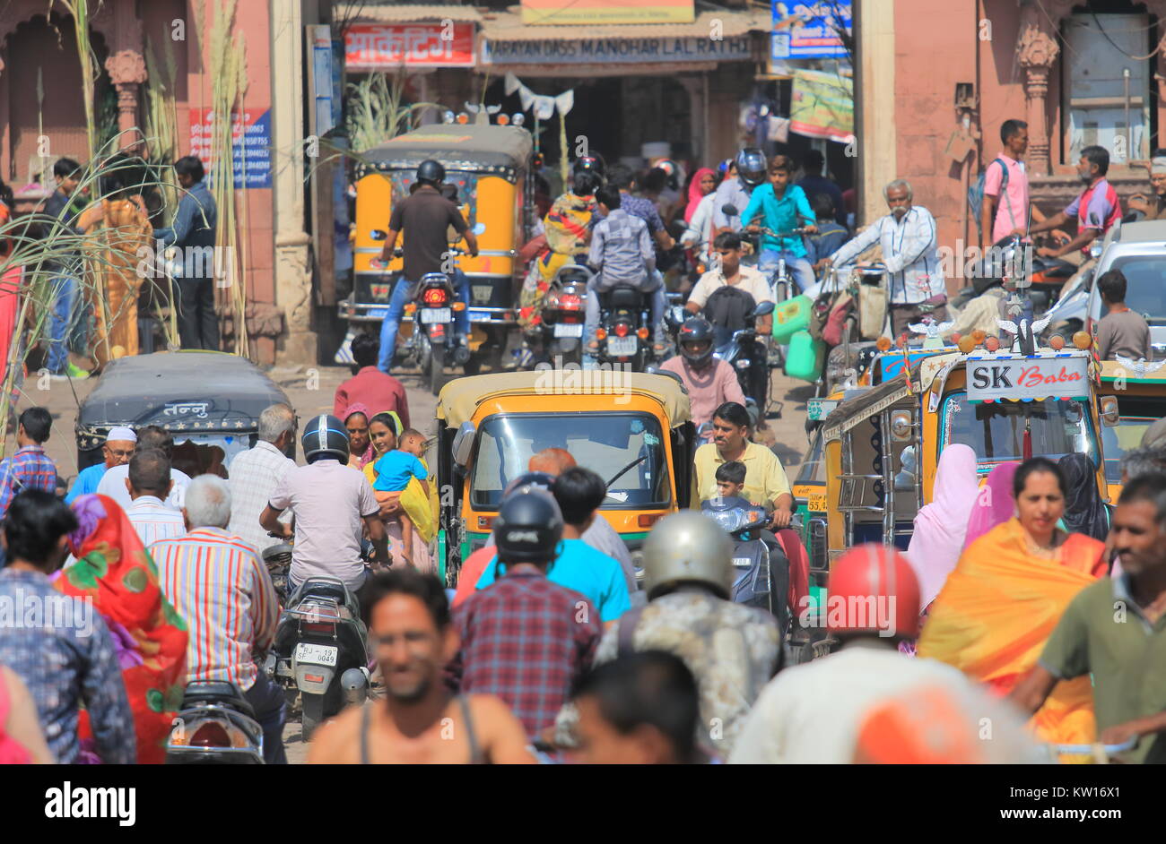 People visit Sardar street market in Jodhpur India Stock Photo - Alamy