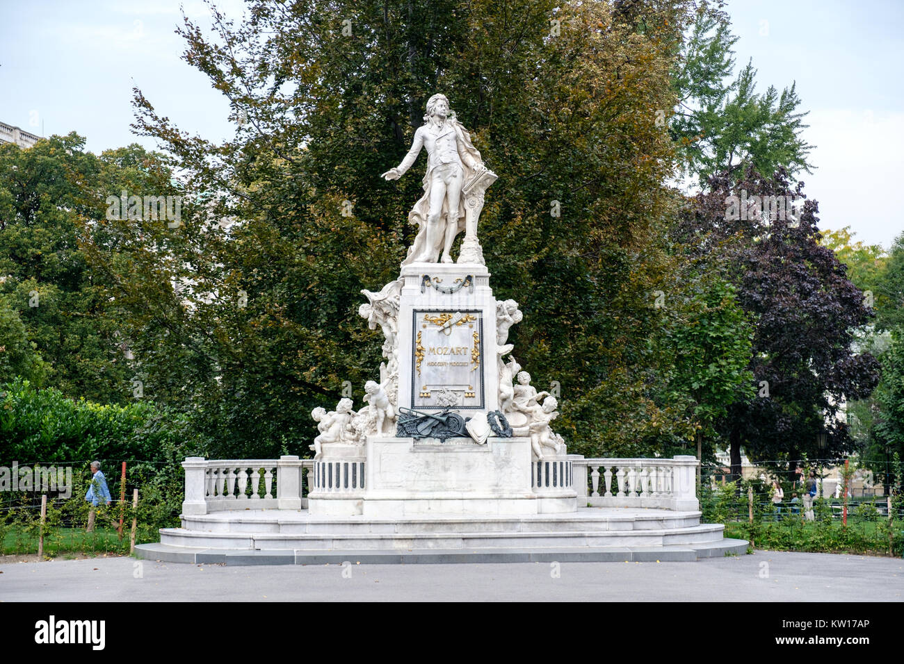 Mozart statue in the Burggarten, Austria Stock Photo - Alamy
