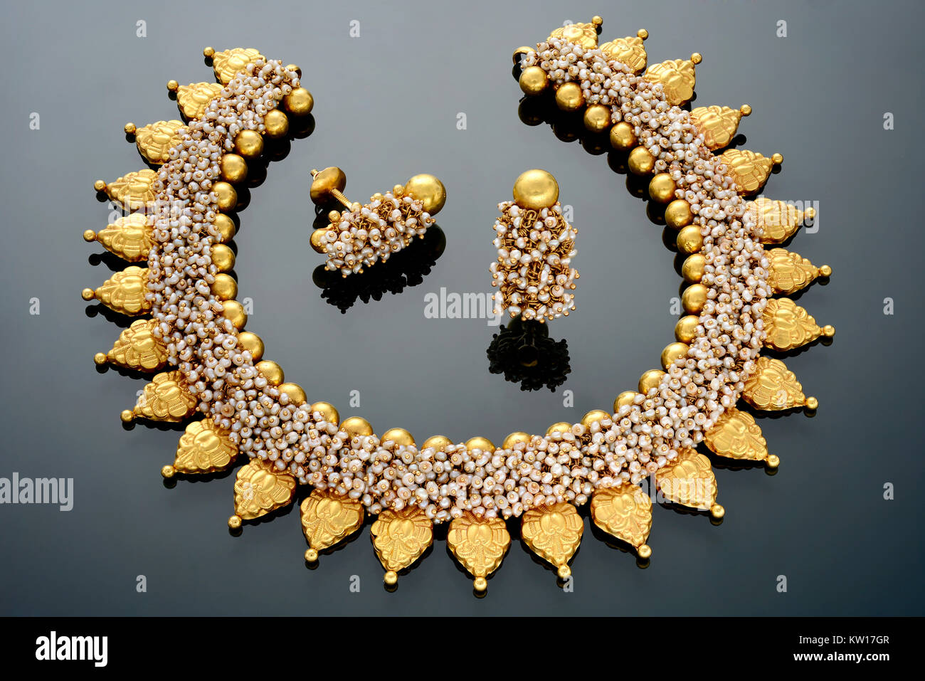 Gold jewelry photo shoot hi-res stock photography and images - Alamy