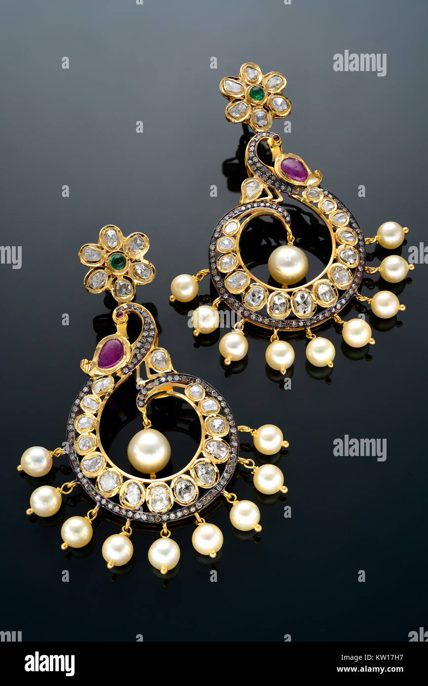 Gold jewelry photo shoot hi-res stock photography and images - Alamy