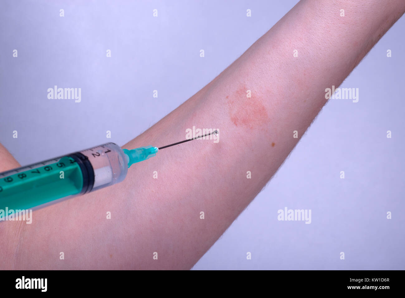 The doctor makes the patient an injection in the arm Stock Photo - Alamy