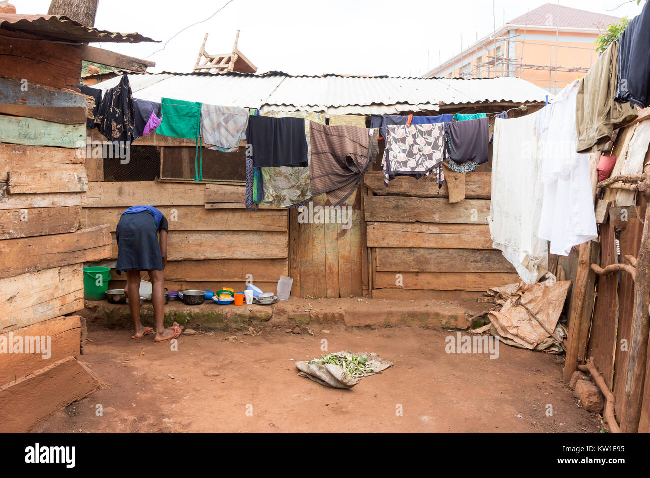 Girl washing dishes hi-res stock photography and images - Alamy