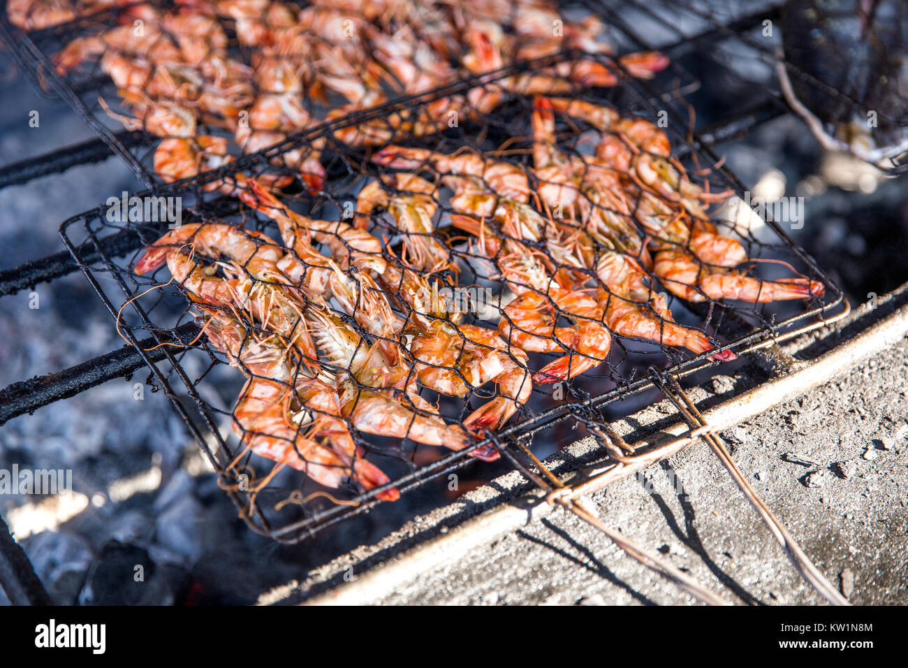 Grilling shrimp on campfire Stock Photo - Alamy