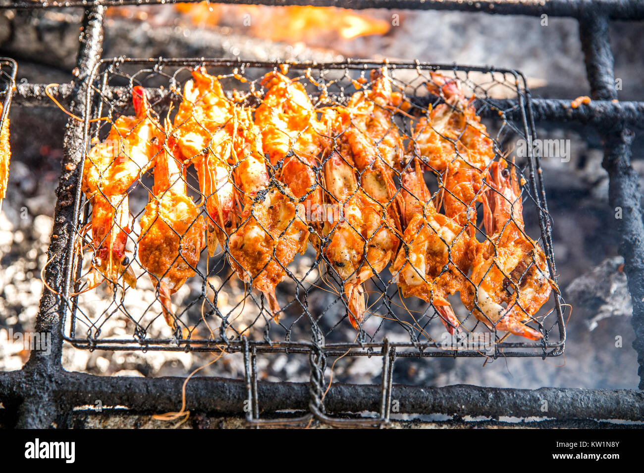 Grilling shrimp on campfire Stock Photo - Alamy