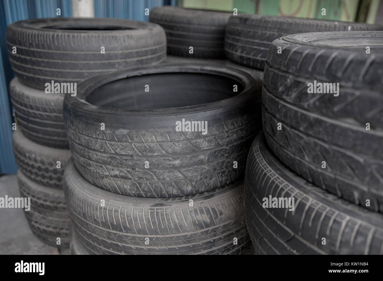 Pile of used tires and wheels Stock Photo - Alamy