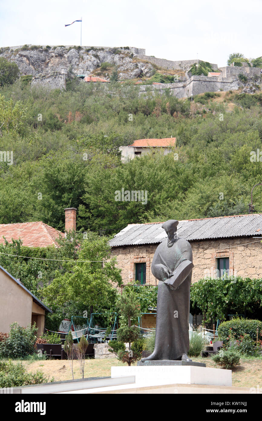 Bronze statue and fortress on the hill in Knin, Croatia Stock Photo - Alamy
