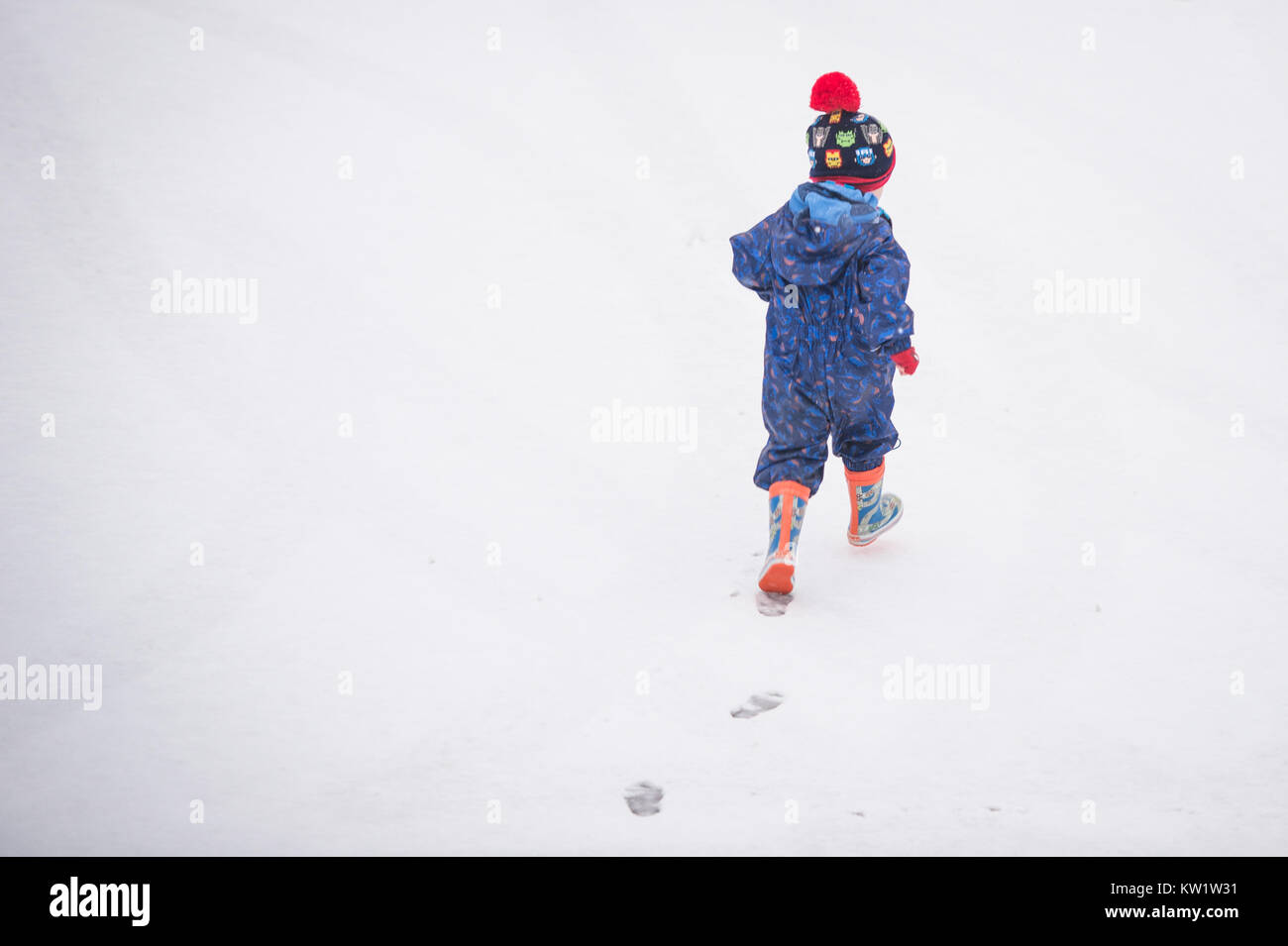 Mossley, UK. 29th Dec, 2017. Three year old Luke Wilkinson plays in the ...