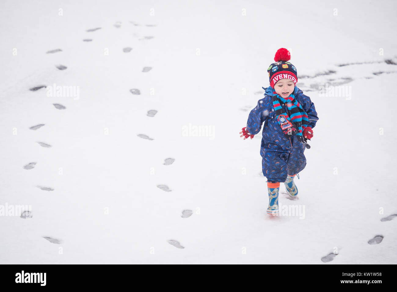 Mossley, UK. 29th Dec, 2017. Three year old Luke Wilkinson plays in the ...