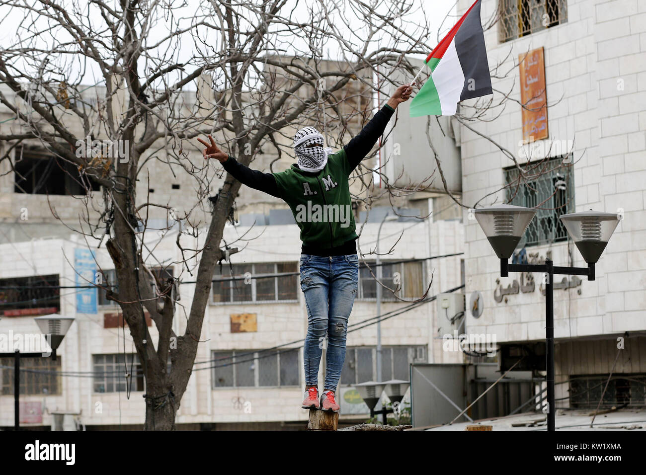 Hebron, West Bank, Palestinian Territory. 29th Dec, 2017. A Palestinian ...