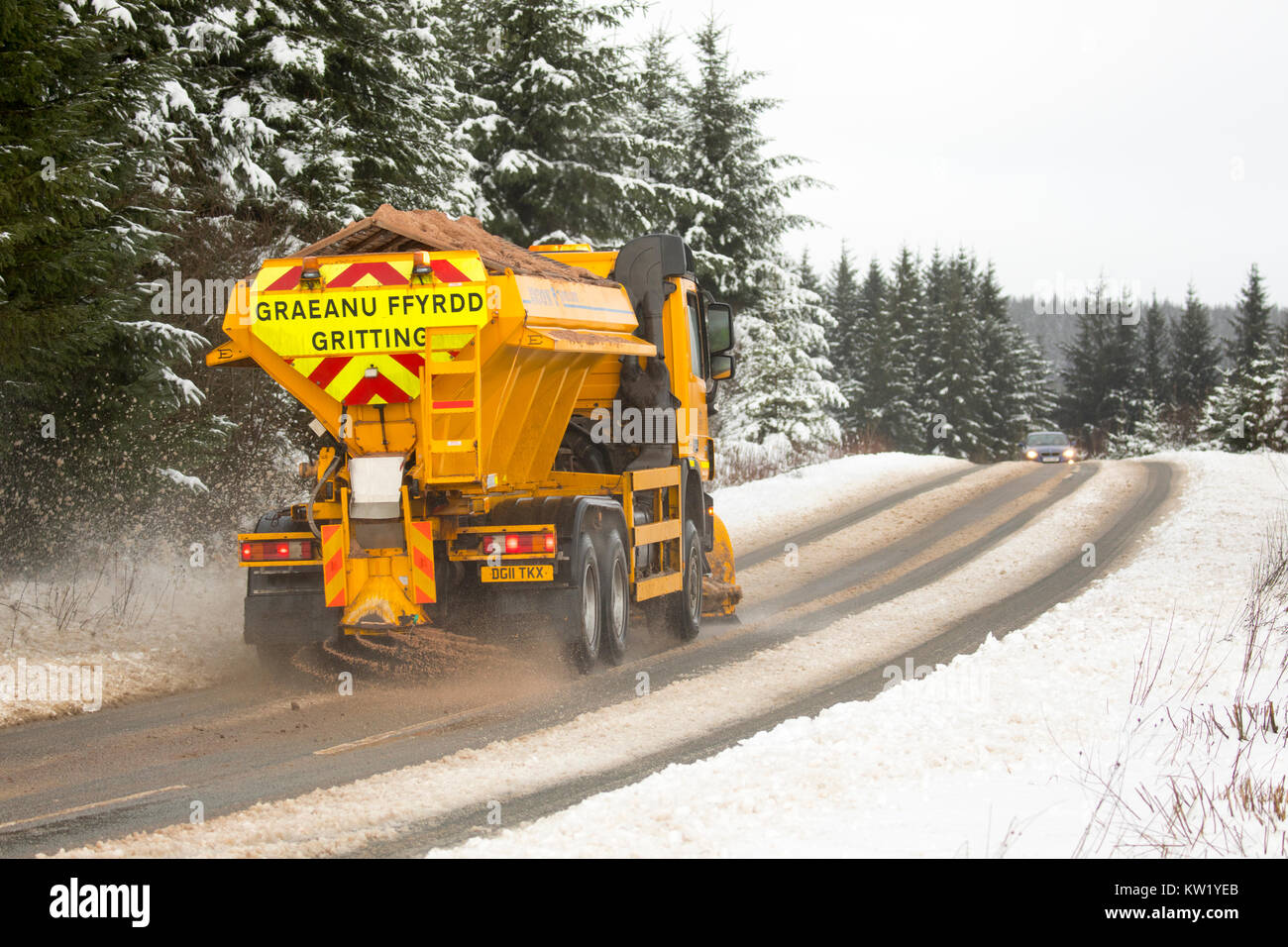 Gritting vehicle spreading in countryside hi-res stock photography and ...
