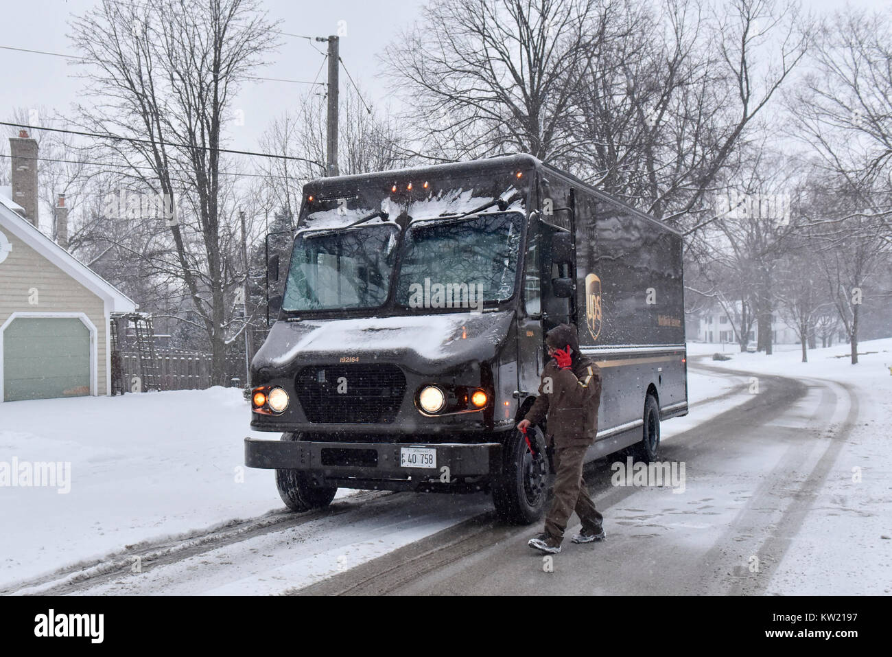 Ups delivery man hi-res stock photography and images - Alamy