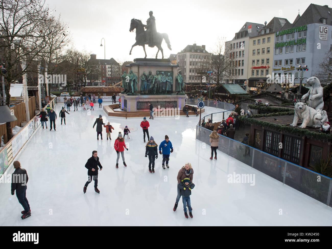 Cologne, Germany. 30th Dec, 2017. People skating at the "Heinzels ...
