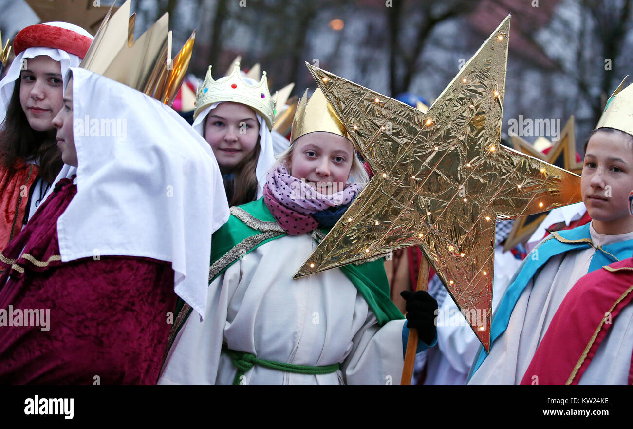 Bad Buchau, Germany. 30th Dec, 2017. Star singers walk through the ...
