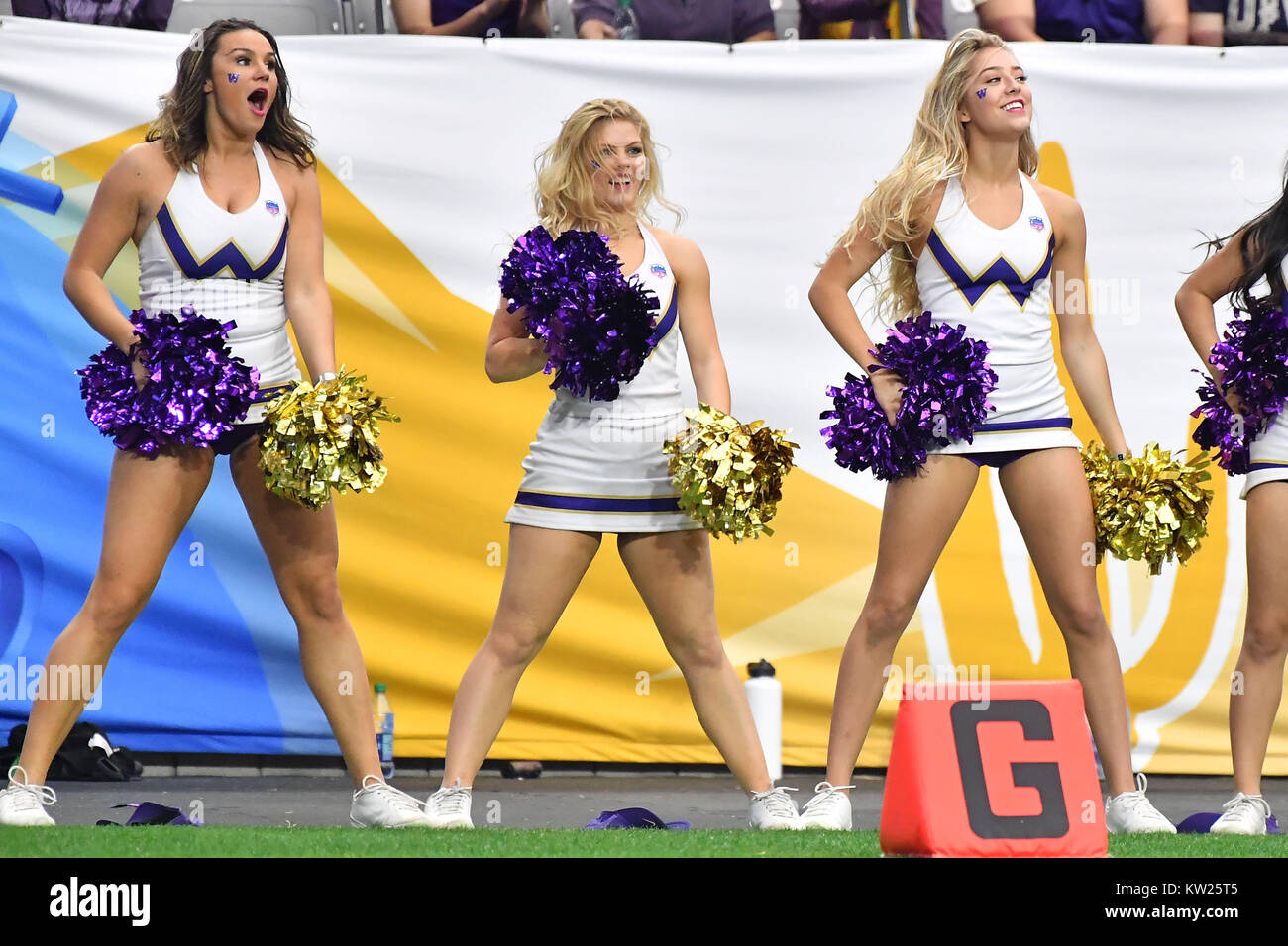 Glendale, AZ, USA. 30th Dec, 2017. Washington Huskies Cheerleaders ...