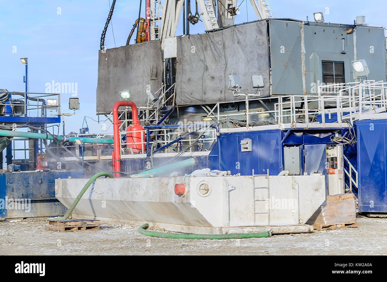 Oil rig production blue sky hi-res stock photography and images - Alamy