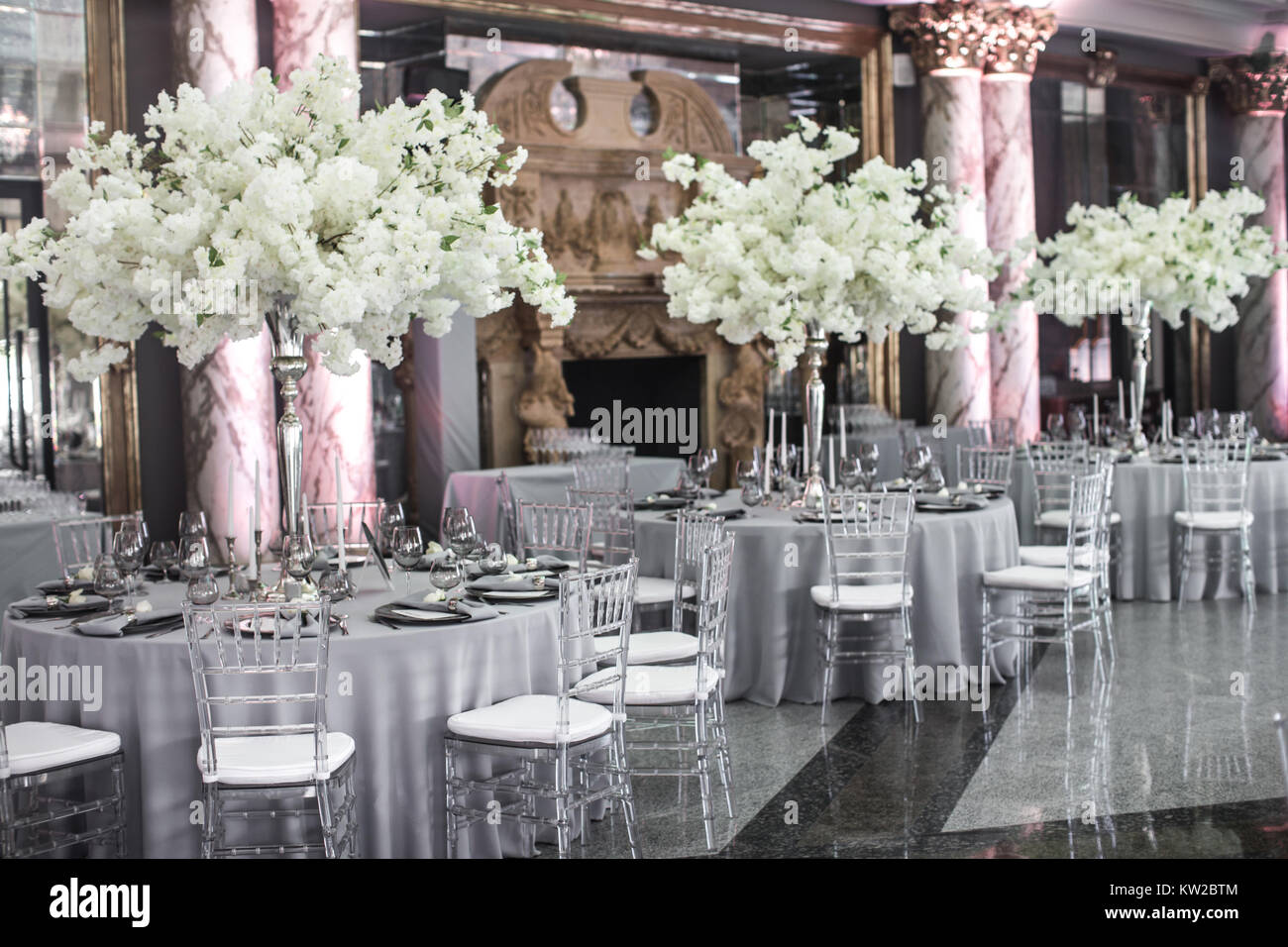 Posh dinner table hi-res stock photography and images - Alamy