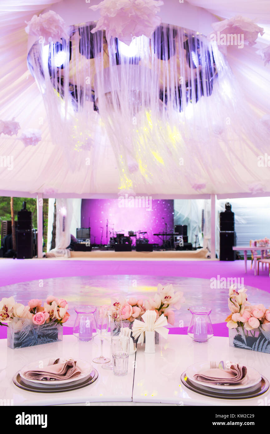 Cater dome hi-res stock photography and images - Alamy