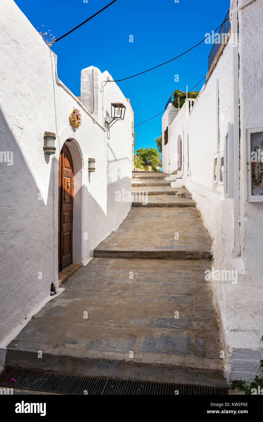 Streets of Lindos village with traditional houses and villas (Rhodes ...