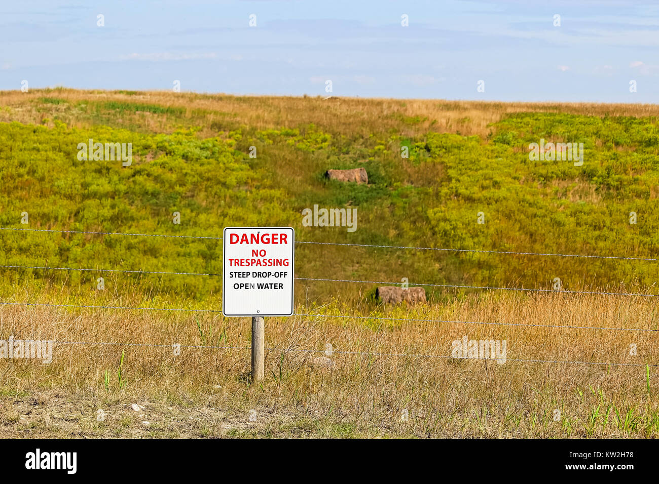 Danger no trespassing steep drop-off open water sign Stock Photo - Alamy