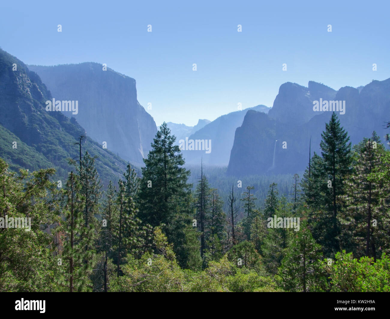 idyllic panoramic view at the Yosemite National Park in California, USA ...