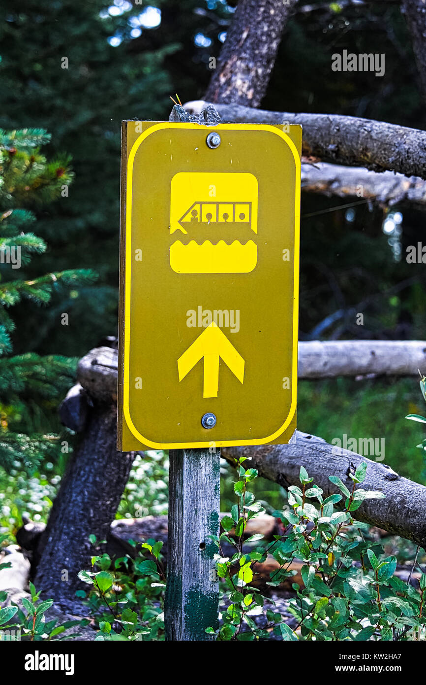 A tour boat direction sign with an arrow Stock Photo - Alamy