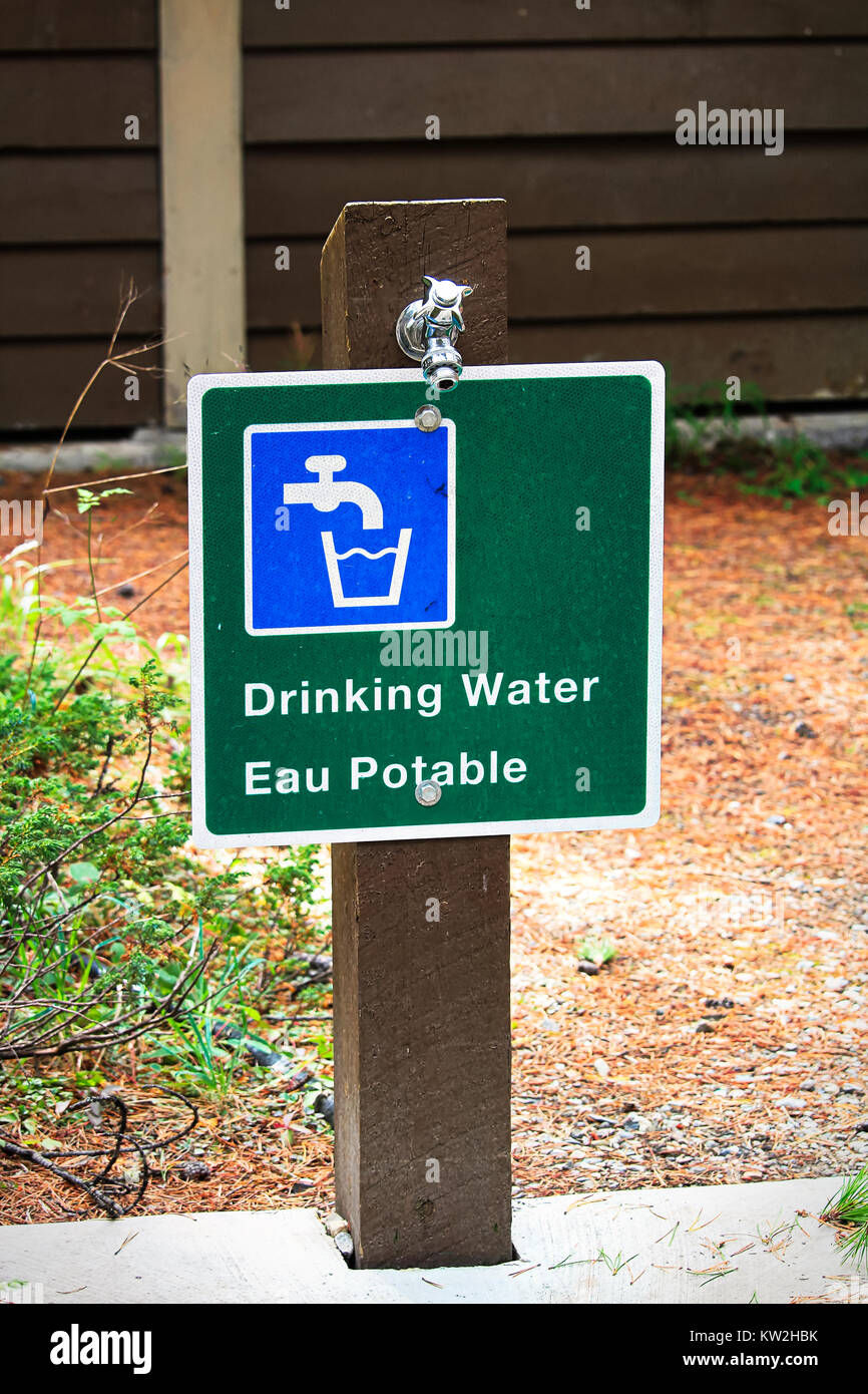 A potable water sign in both english and french Stock Photo - Alamy