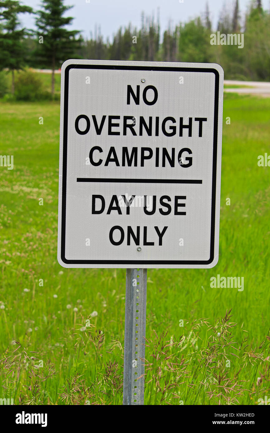 A no overnight camping, day use only sign Stock Photo - Alamy