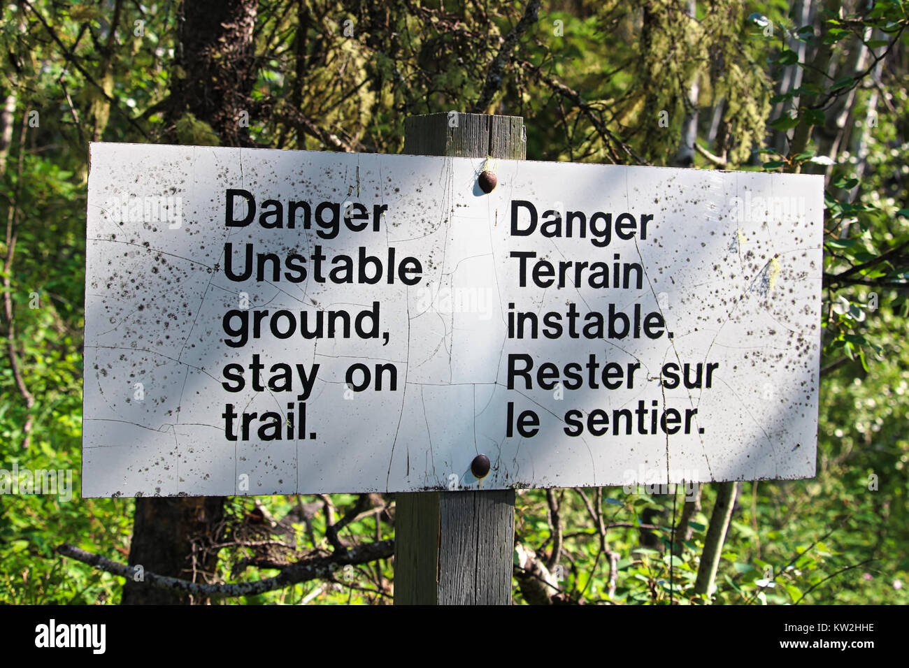 Unstable cliff edge warning sign hi-res stock photography and images ...