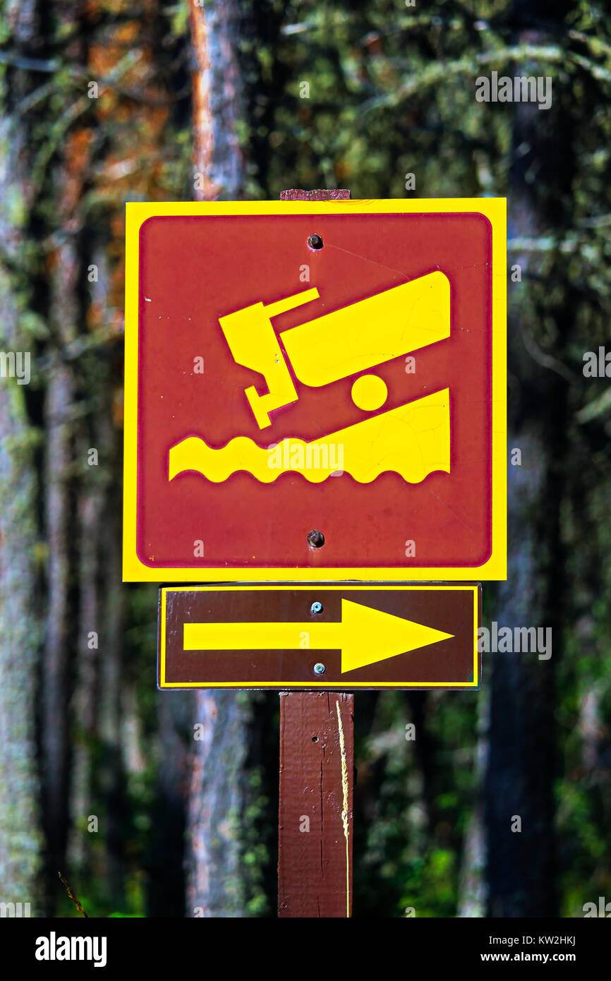 A boat launch direction sign with an arrow Stock Photo - Alamy