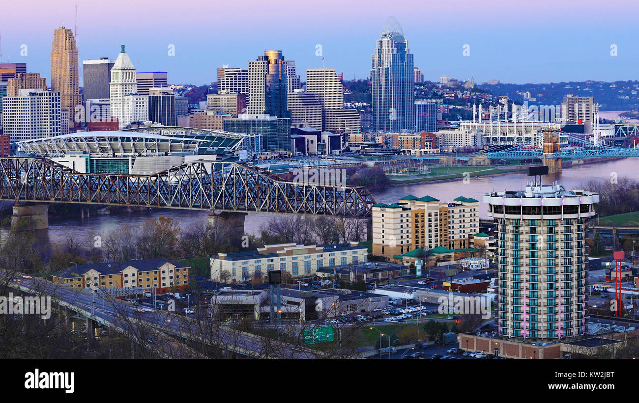 A View of the Cincinnati, Ohio skyline as night falls Stock Photo - Alamy