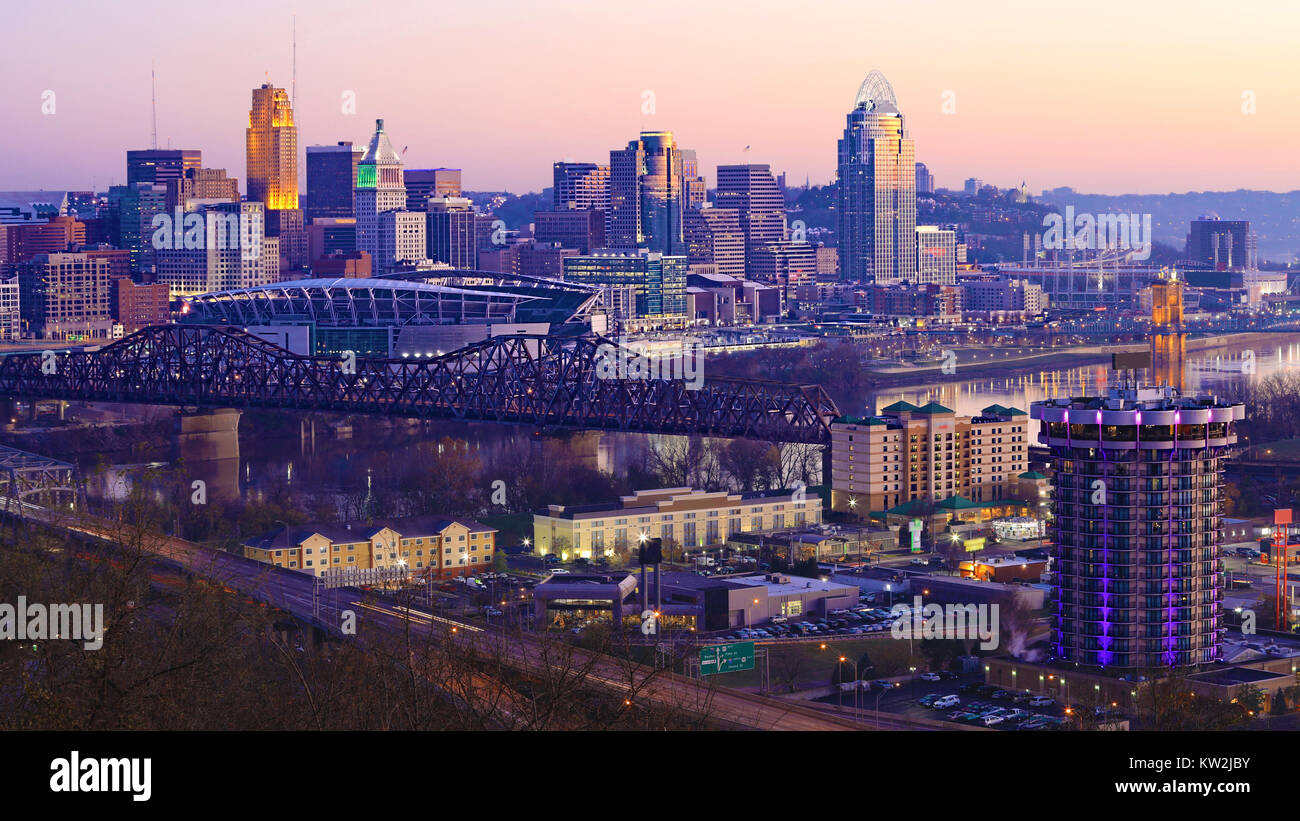 Panoramic view cincinnati ohio night hi-res stock photography and ...