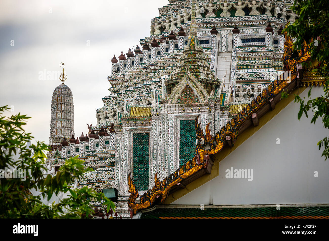 Wat arun temple of the dawn bangkok hi-res stock photography and images ...