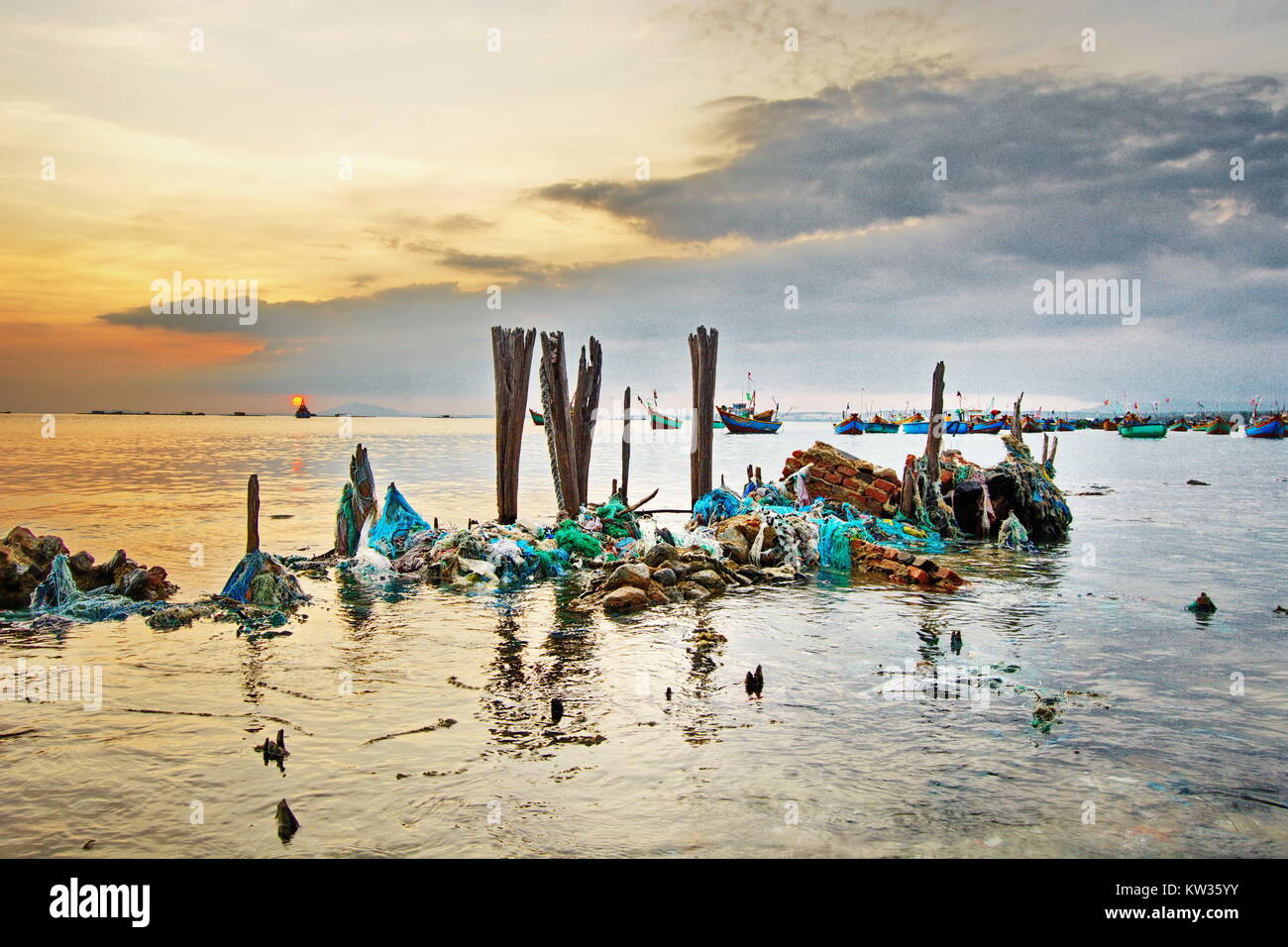 Plastic pollution ocean hi-res stock photography and images - Alamy