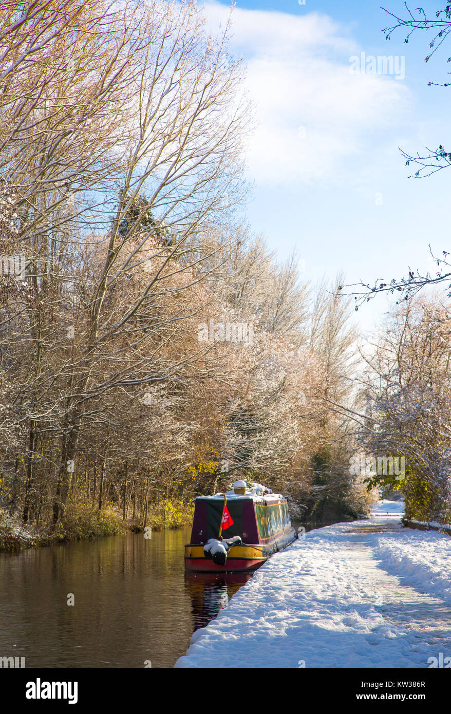 Canal scene uk hi-res stock photography and images - Alamy