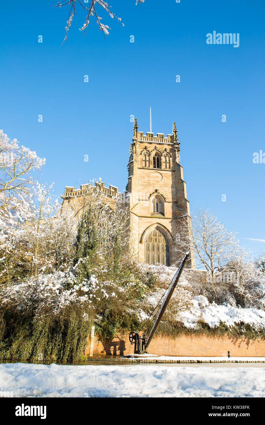 St. Mary's Church, Kidderminster with the Staffs & Worcs canal frozen ...