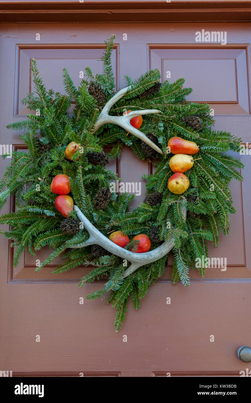 Christmas wreath colonial williamsburg virginia hi-res stock ...