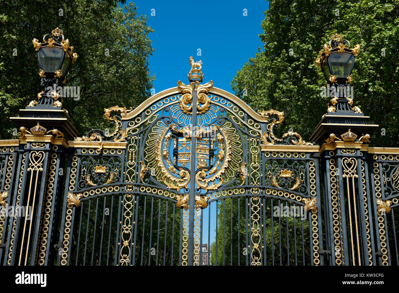 The gate of Buckingham Palace Stock Photo - Alamy