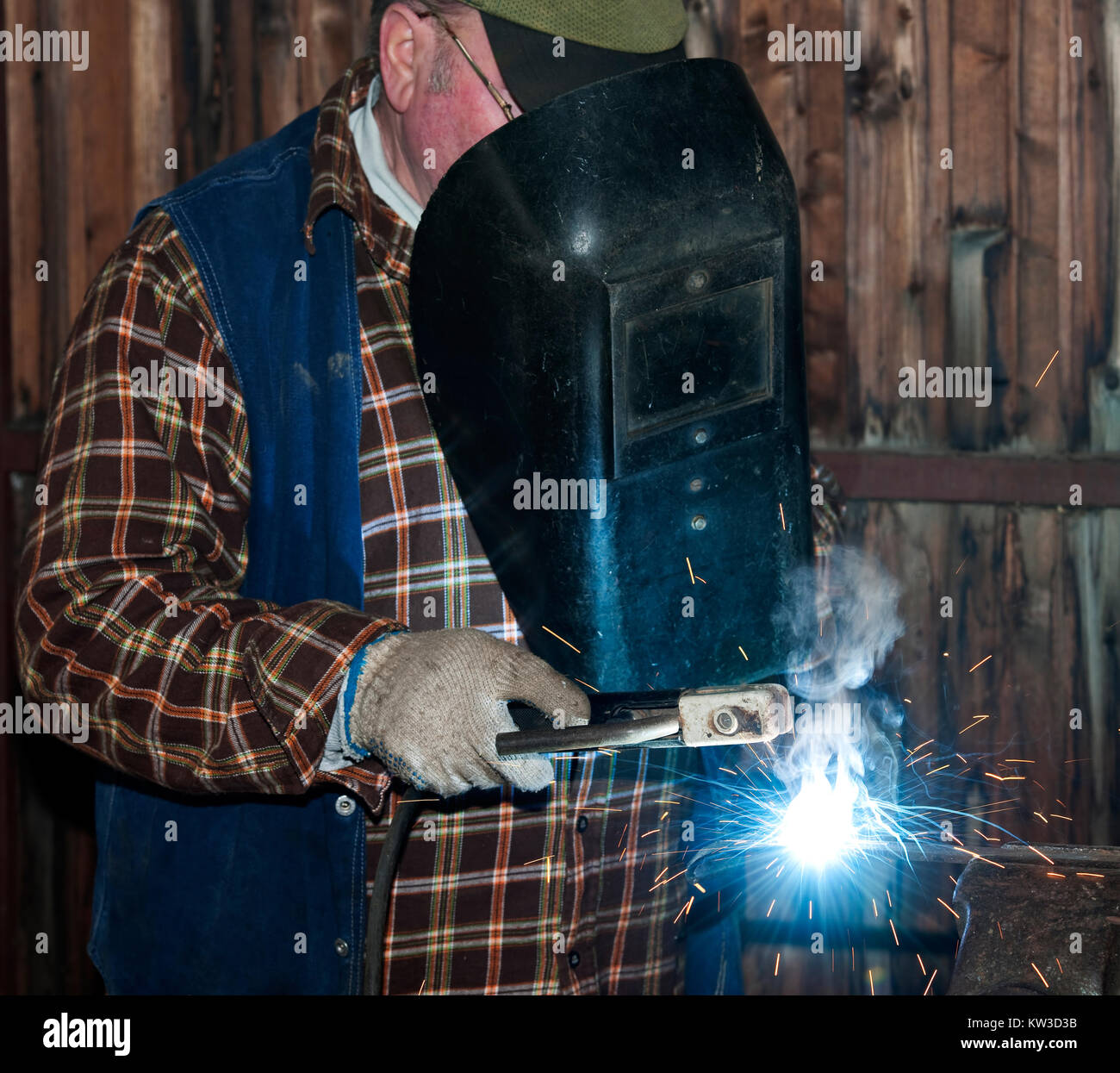 Welder at work Stock Photo - Alamy
