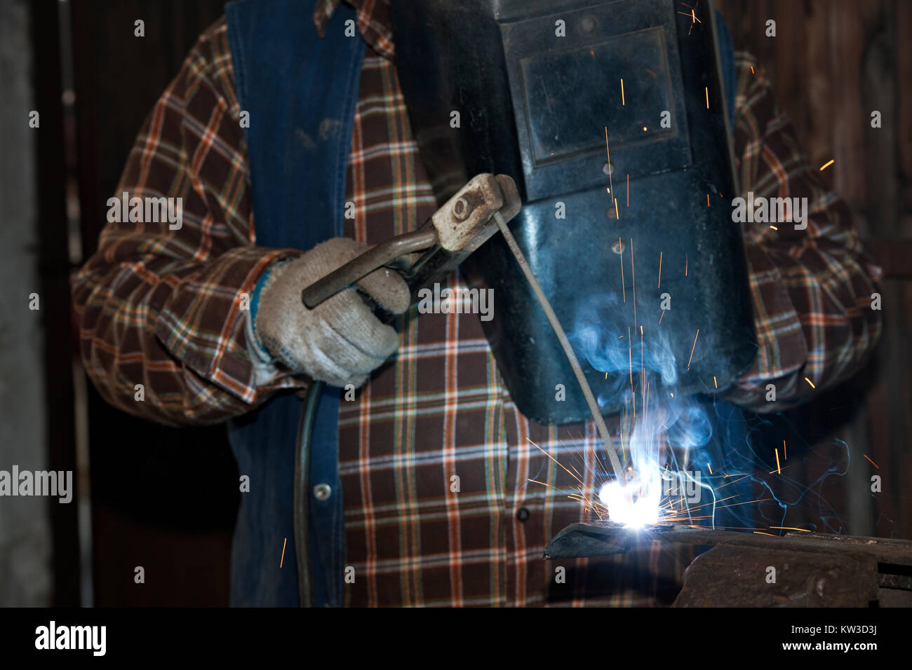Welder at work Stock Photo - Alamy