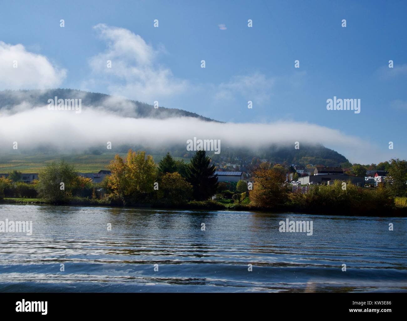 Cloud wrap around mountain hi-res stock photography and images - Alamy