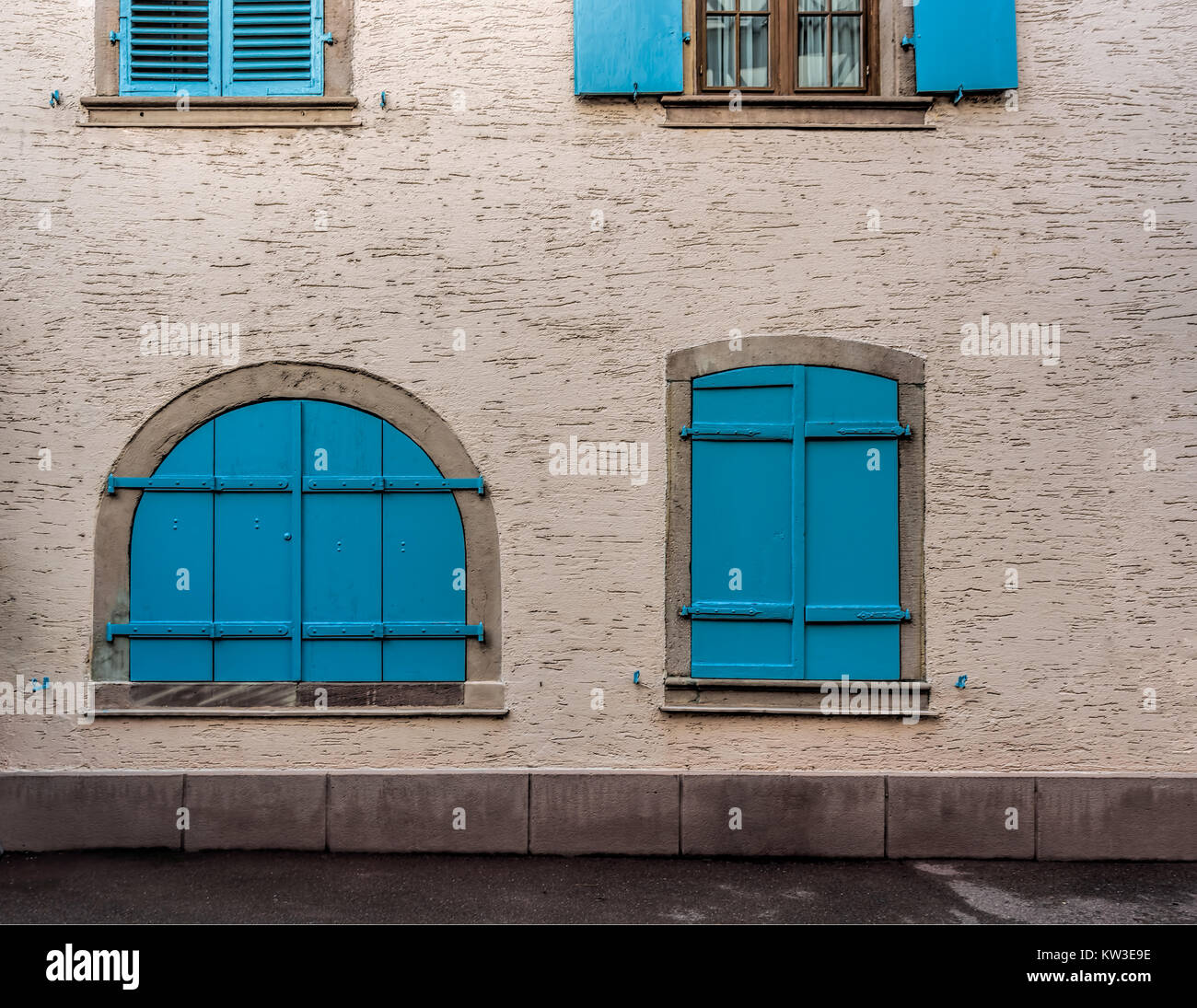 Pale yellow facade hi-res stock photography and images - Alamy