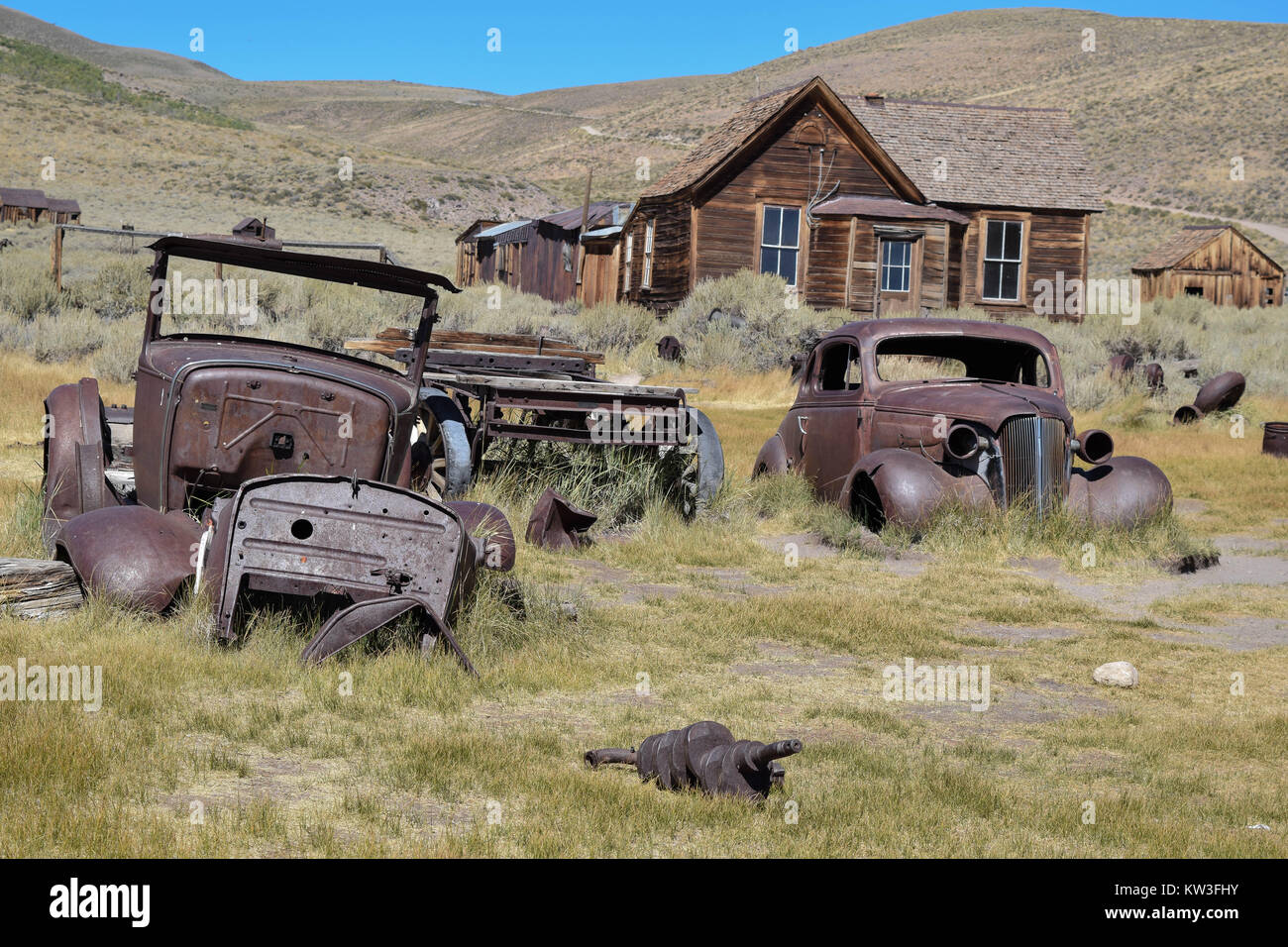 Rusty car in tall grass hi-res stock photography and images - Alamy