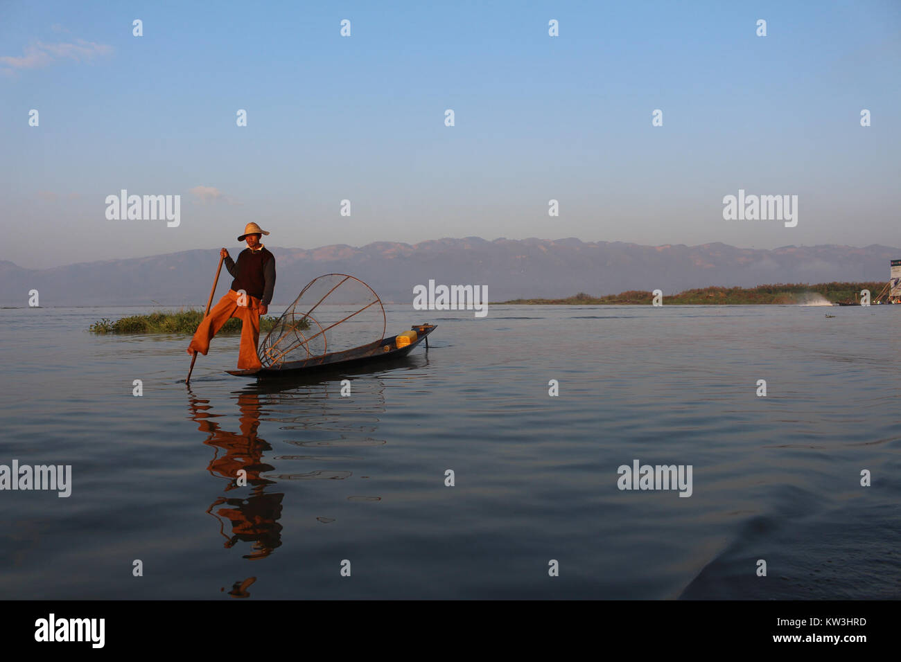 Boatman rowing with leg at Inle Lake Stock Photo - Alamy