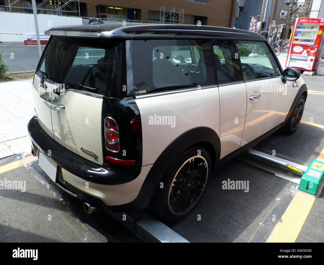 The BMW MINI Cooper S Clubman (R55) is a compact, sporty hatchback with ...