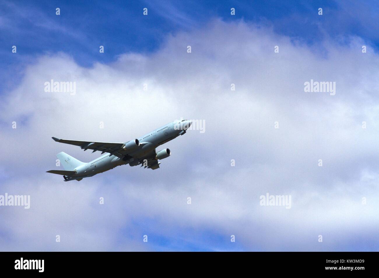 Jumbo jet plane flying upwards against a bright blue sky Stock Photo ...