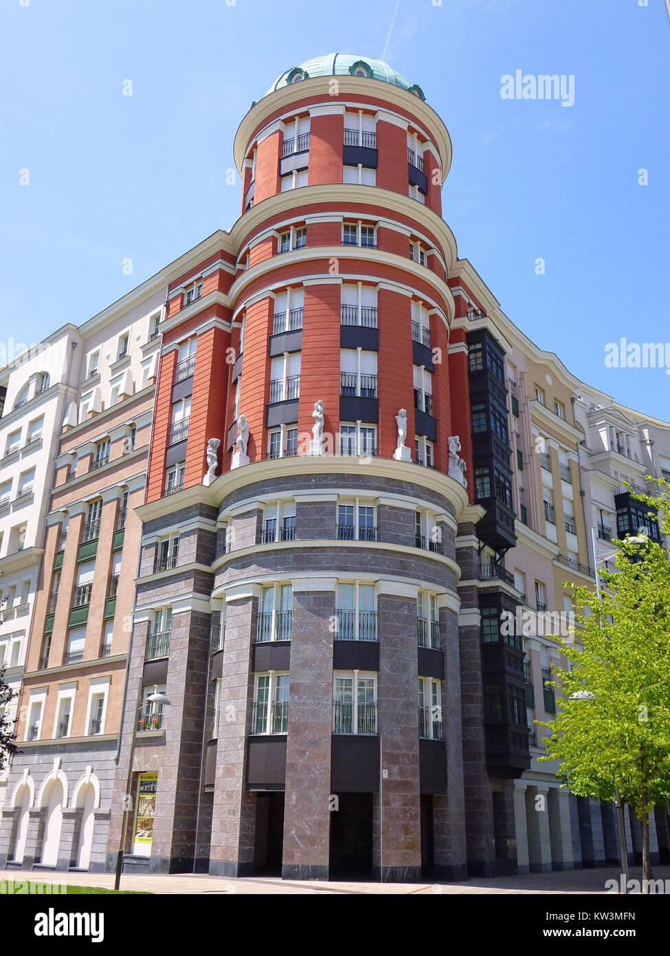 Edificio Artklass 21 is a modern building located in the city of Bilbao ...