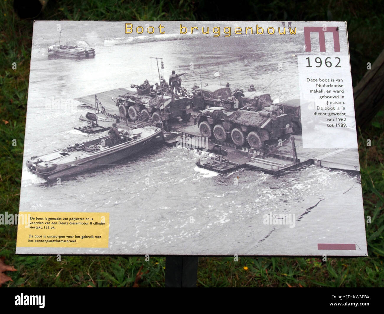 This photo from 1962 shows a boot (boat) involved in bridge ...